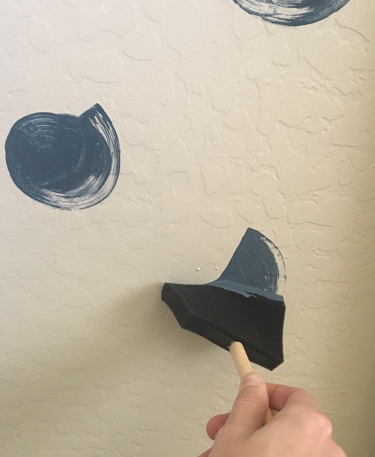 How to Paint a Polka-Dot Wall | House Tipster - House Tipster